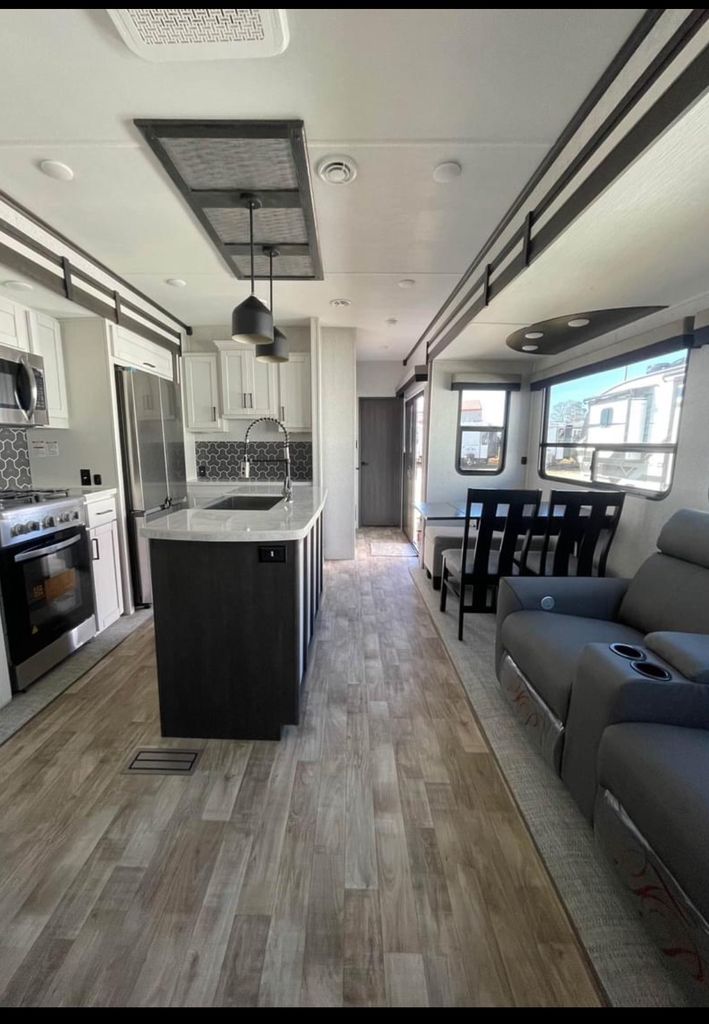 2024 Crossroads Hampton 375DBL - National Vehicle