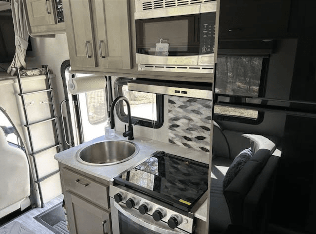 2024 Gulf Stream Conquest 6237 - National Vehicle