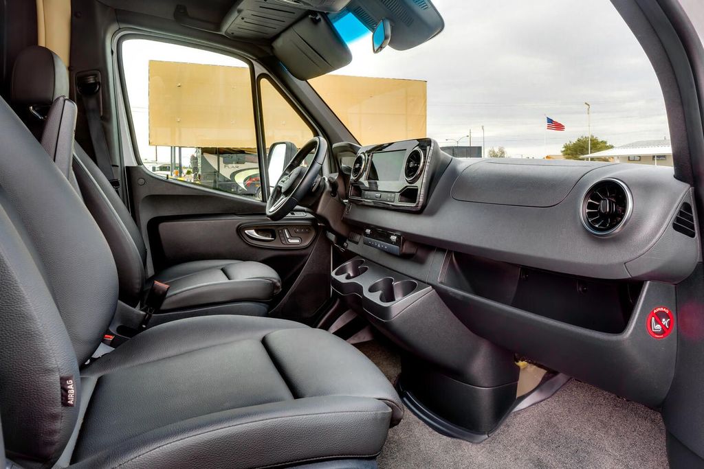 2021 Renegade Vienna 25VFWS - National Vehicle