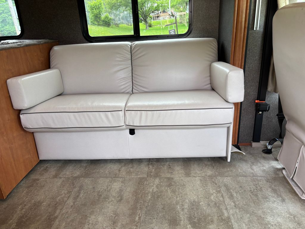 2018 Winnebago Vista 31KE - National Vehicle