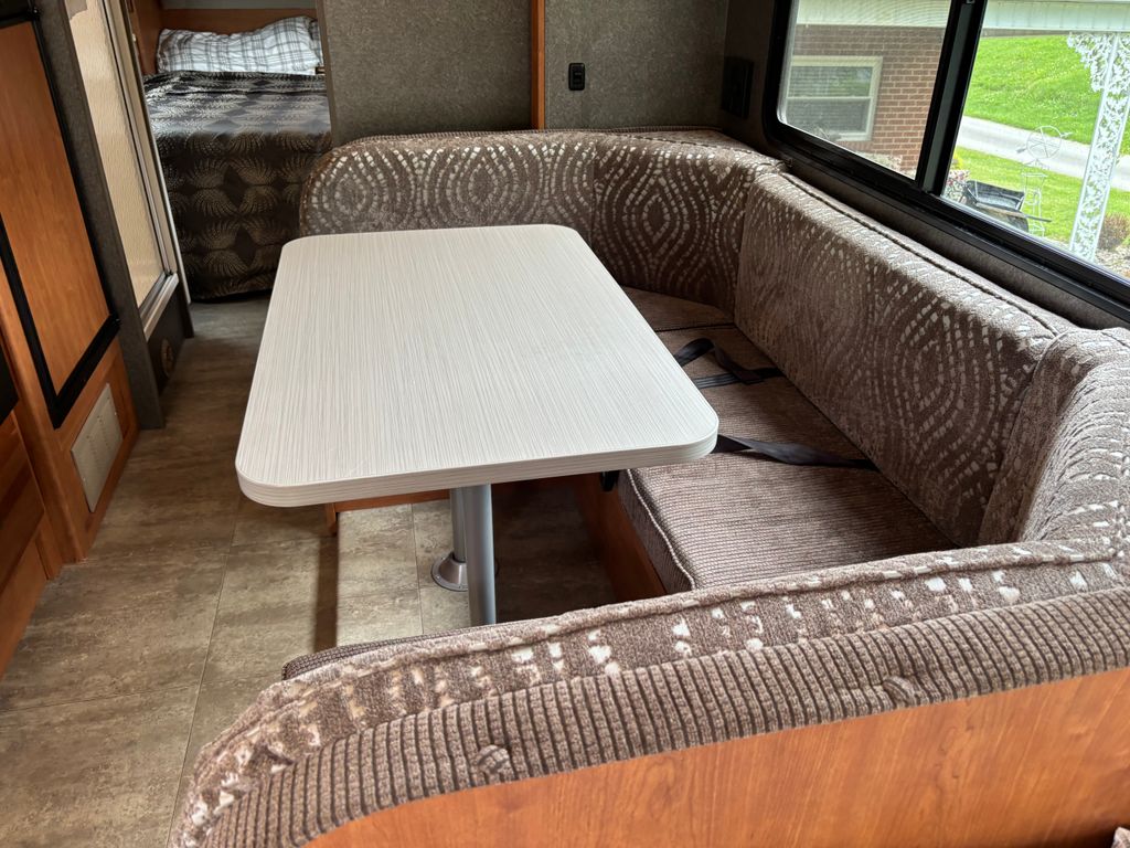 2018 Winnebago Vista 31KE - National Vehicle