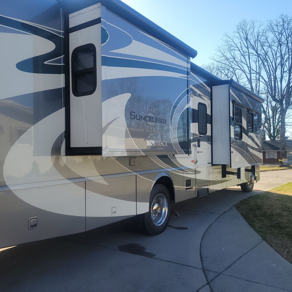 2013 Itasca Suncruiser 37F - National Vehicle