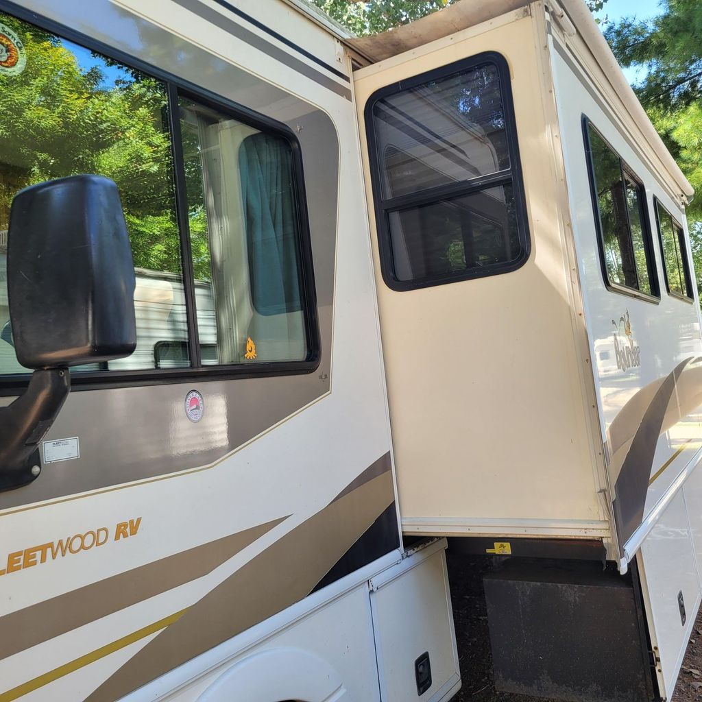 2001 Fleetwood Bounder 33R - National Vehicle