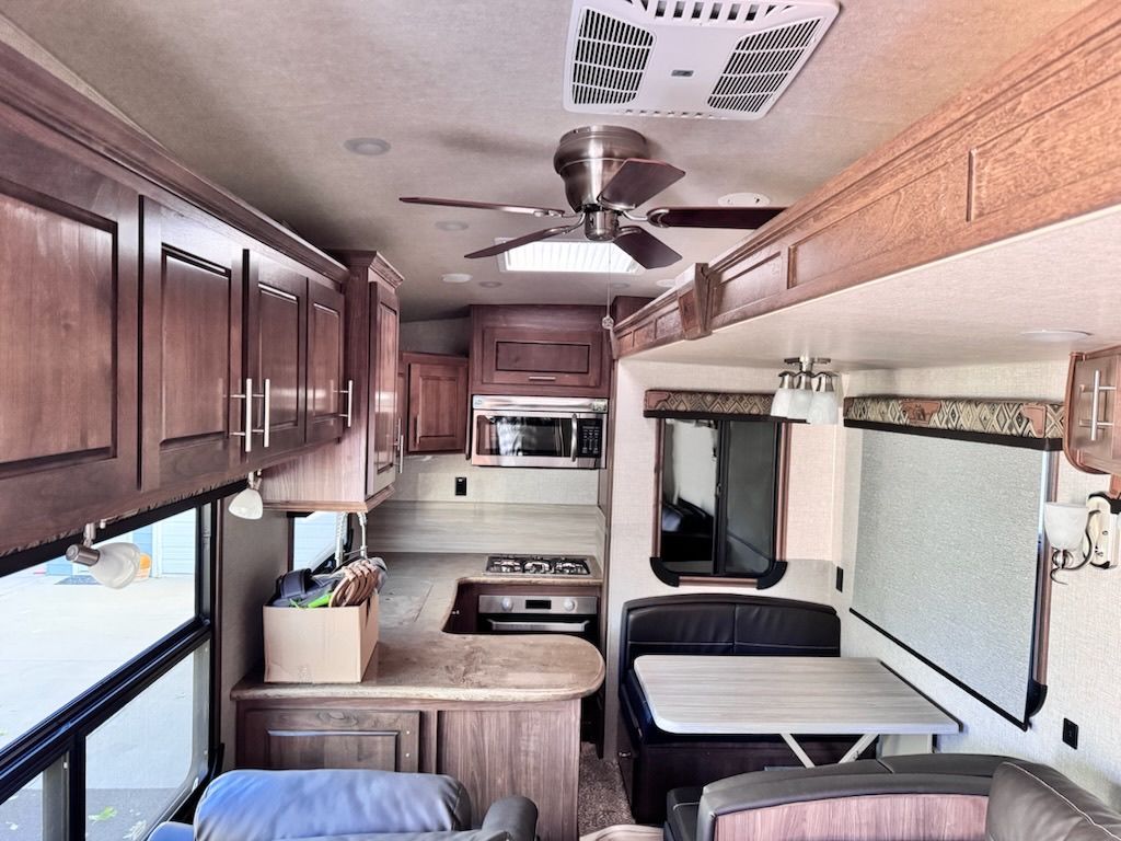 2022 Arctic Fox Grande Ronde 29-5K - National Vehicle