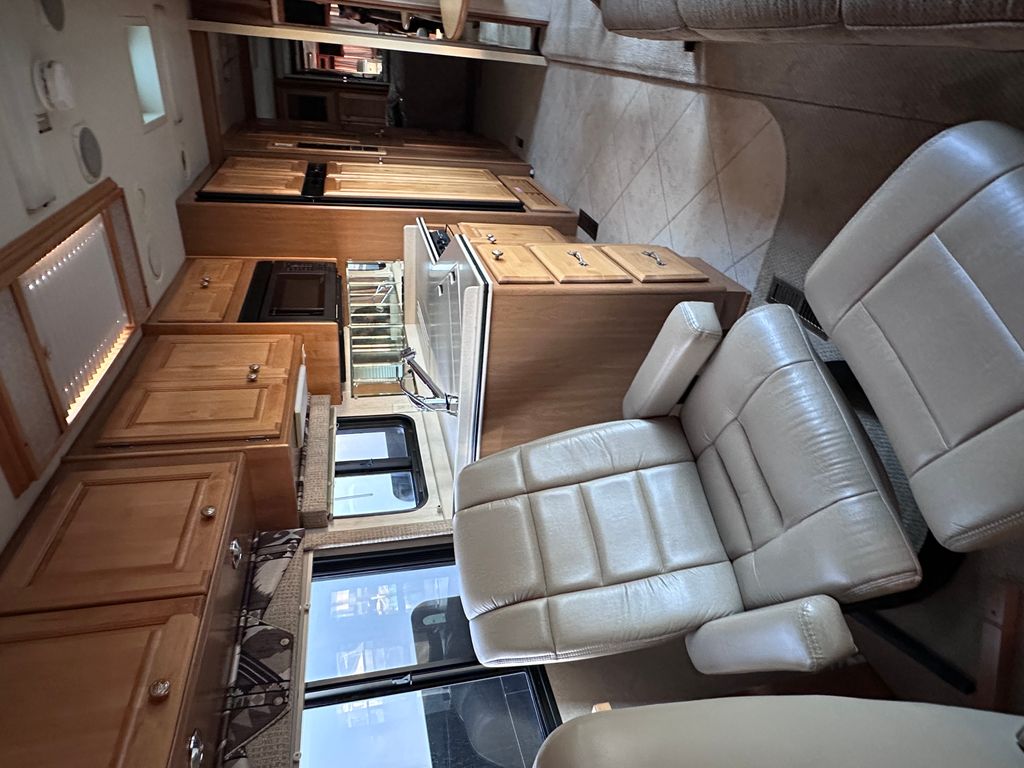 2005 Safari Cheetah 36PDD - National Vehicle