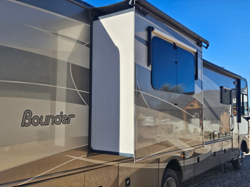 2015 Fleetwood Bounder 35K - National Vehicle
