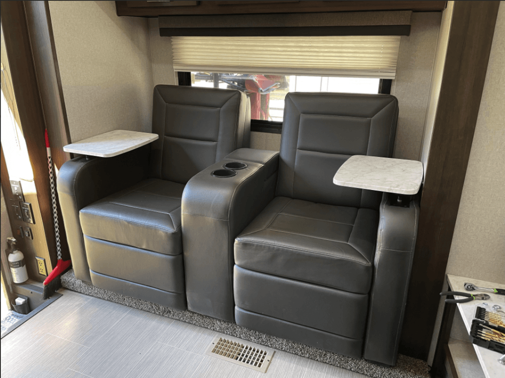 2020 Adventurer Eagle Cap 1200 - National Vehicle