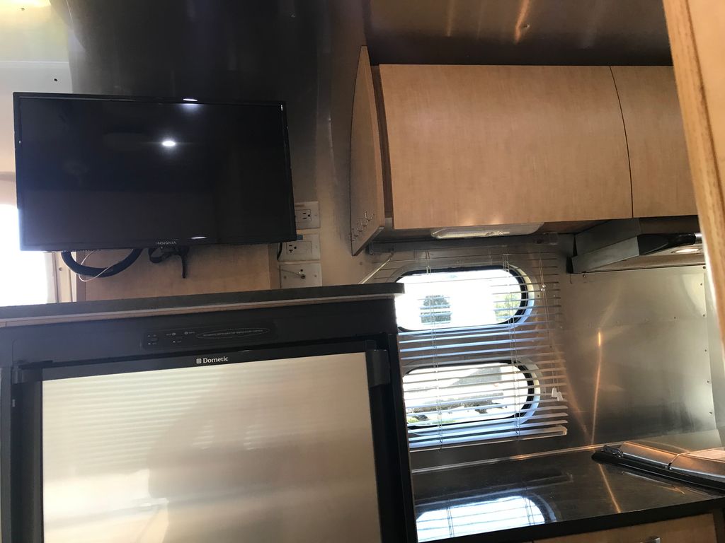 2014 Airstream Flying Cloud 20FB - National Vehicle