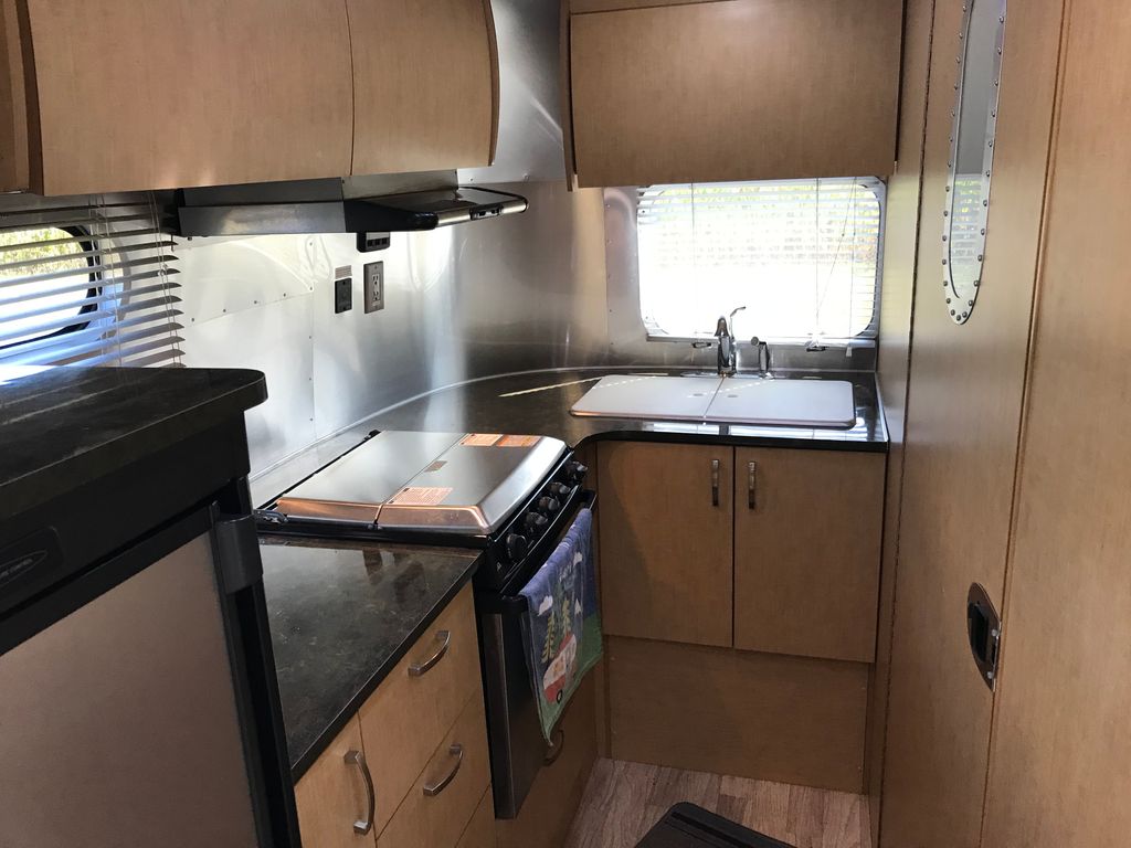 2014 Airstream Flying Cloud 20FB - National Vehicle