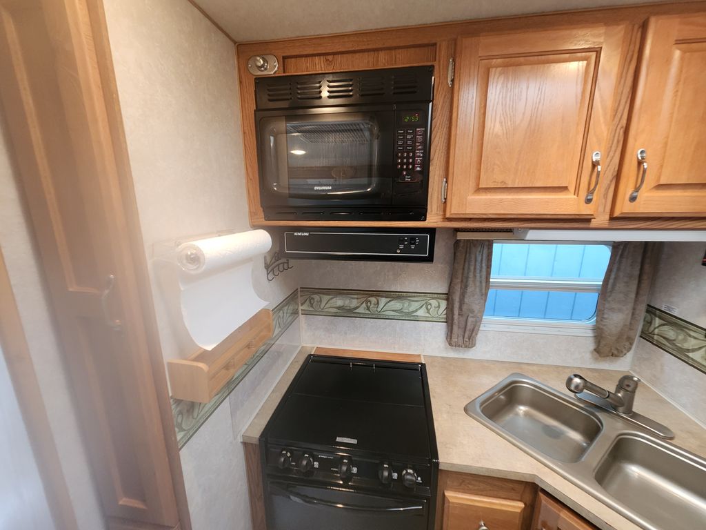 2007 Arctic Fox Truck Camper 990 - National Vehicle