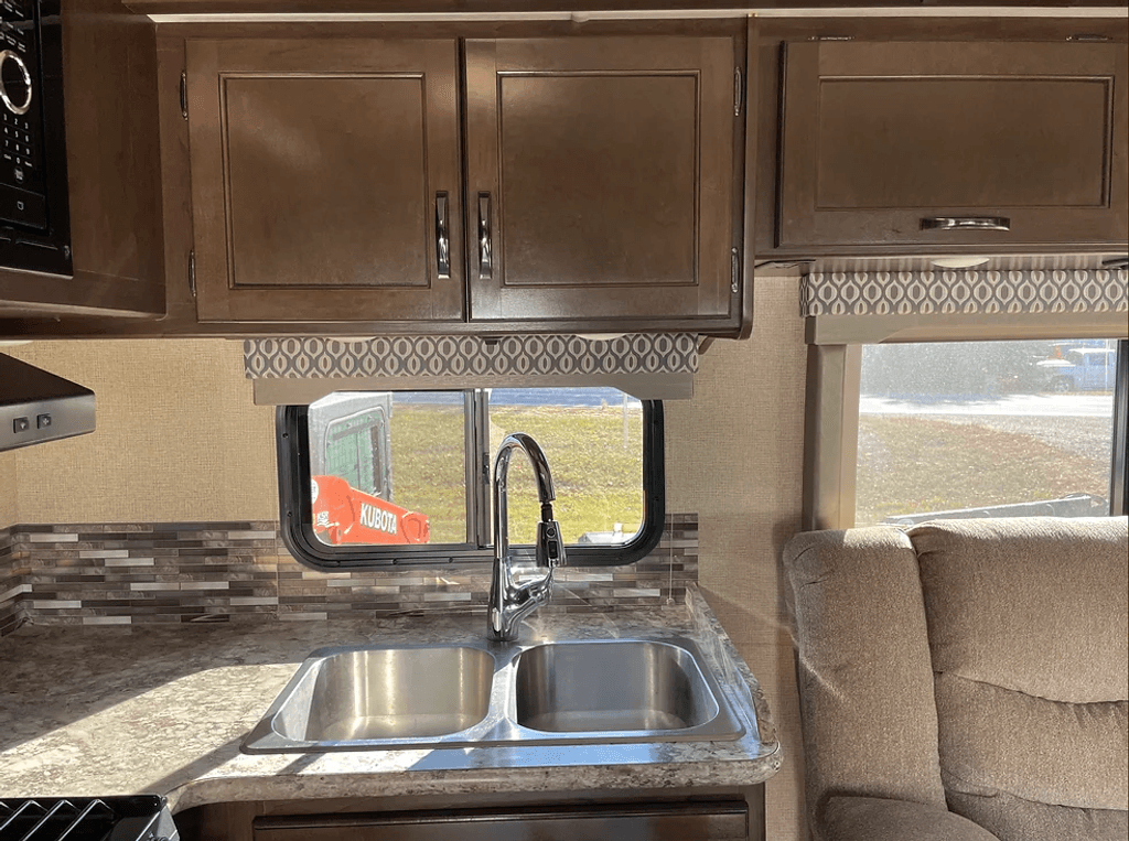 2017 Thor Motor Coach Freedom Elite 30FE - National Vehicle