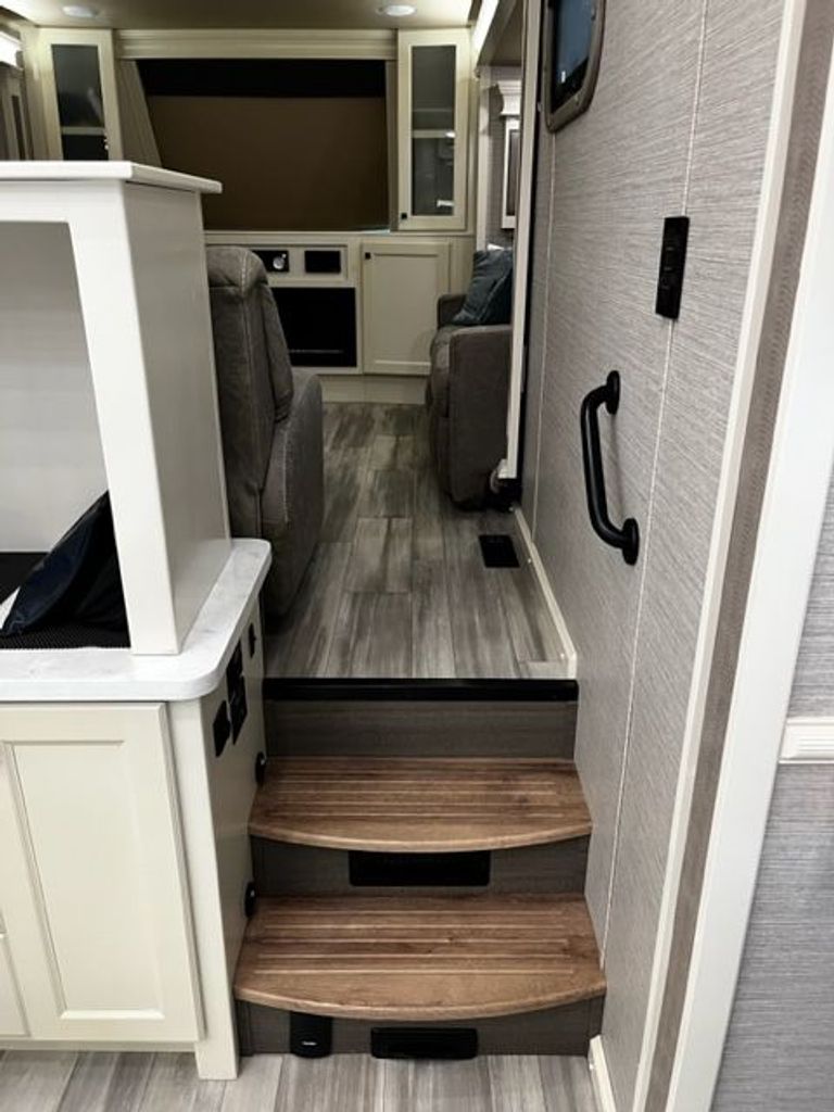 2022 Vanleigh Beacon 41FLB - National Vehicle