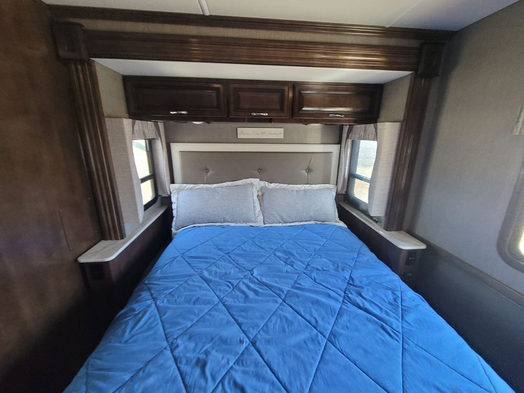 2020 Fleetwood Bounder 33C - National Vehicle