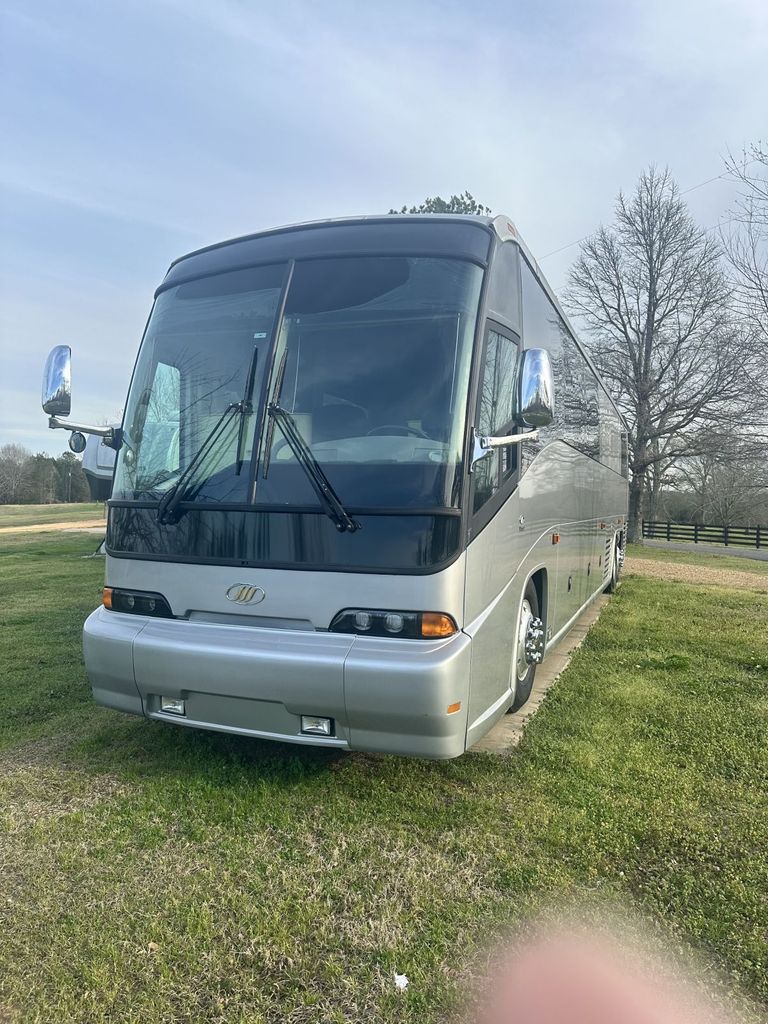 2004 MCI Motorhome Renaissance - National Vehicle
