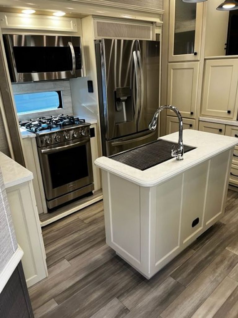 2022 Vanleigh Beacon 41FLB - National Vehicle