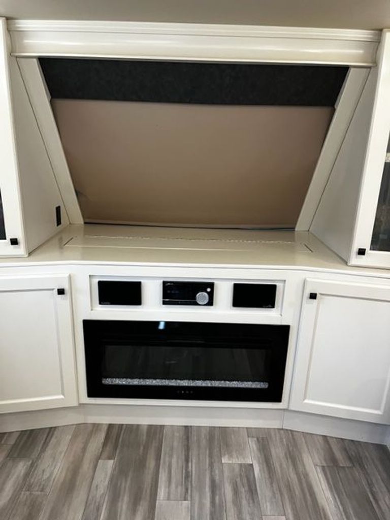 2022 Vanleigh Beacon 41FLB - National Vehicle