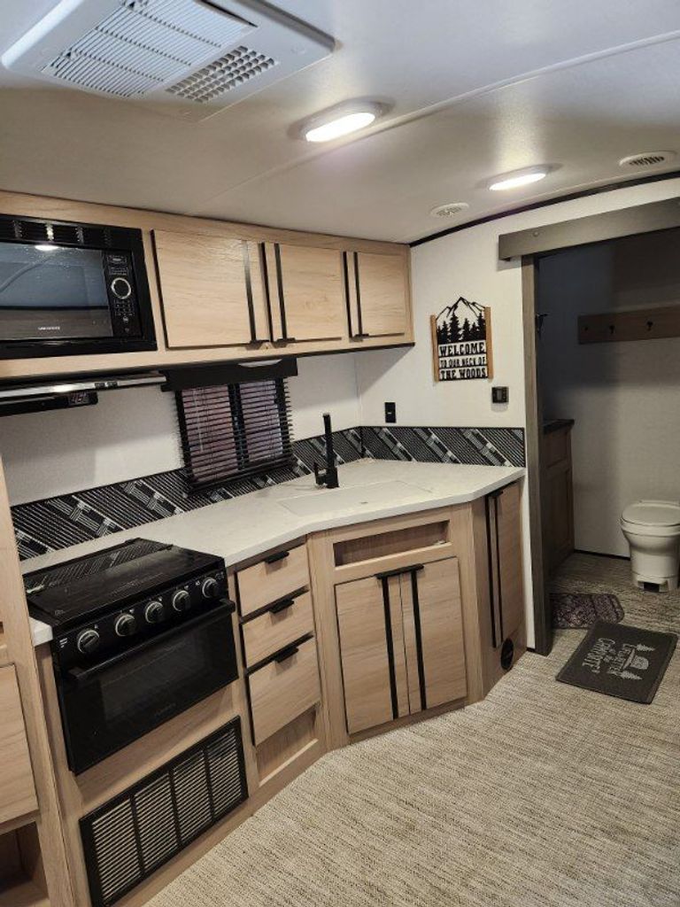 2021 Cruiser RV Radiance Ultra Lite 26 KB - National Vehicle