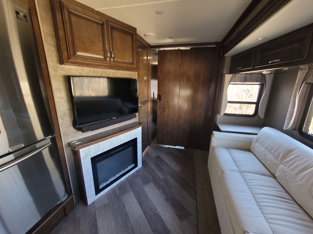 2020 Fleetwood Bounder 33C - National Vehicle