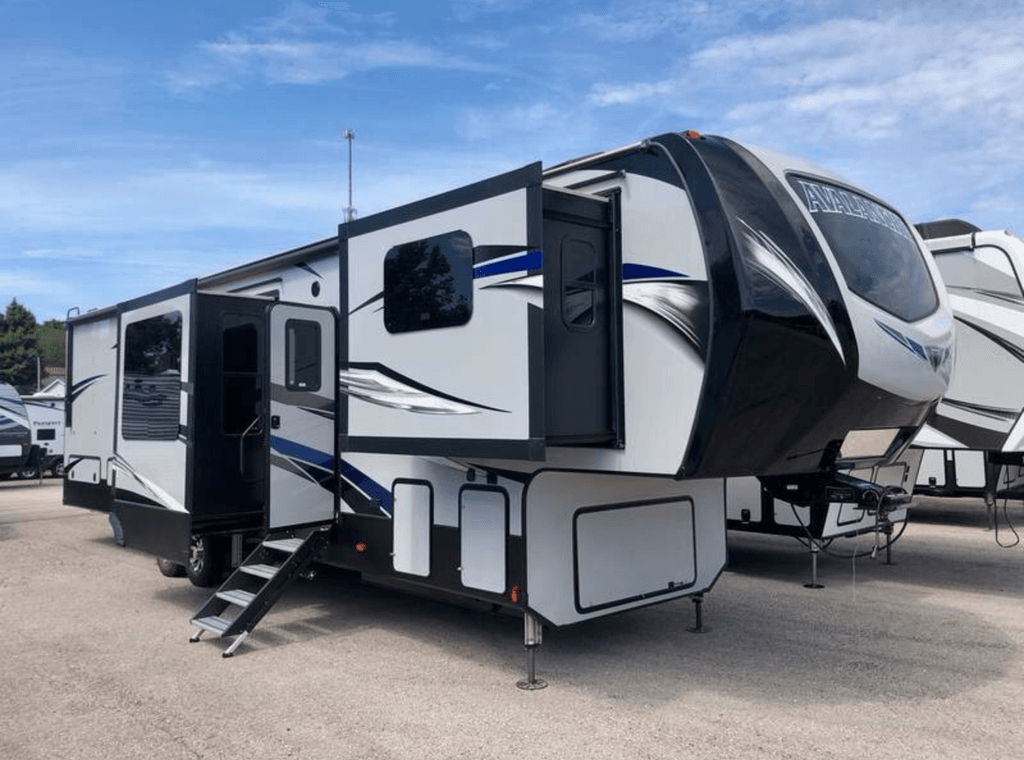 2019 Keystone Avalanche 383FL - National Vehicle