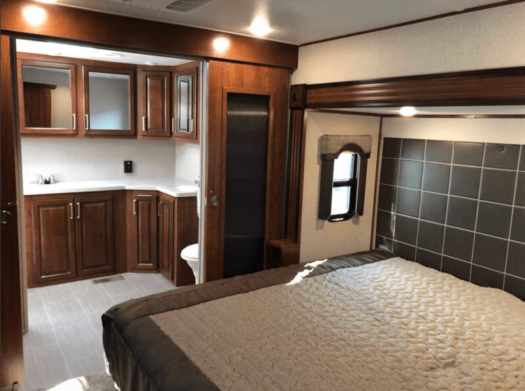 2019 Keystone Avalanche 383FL - National Vehicle