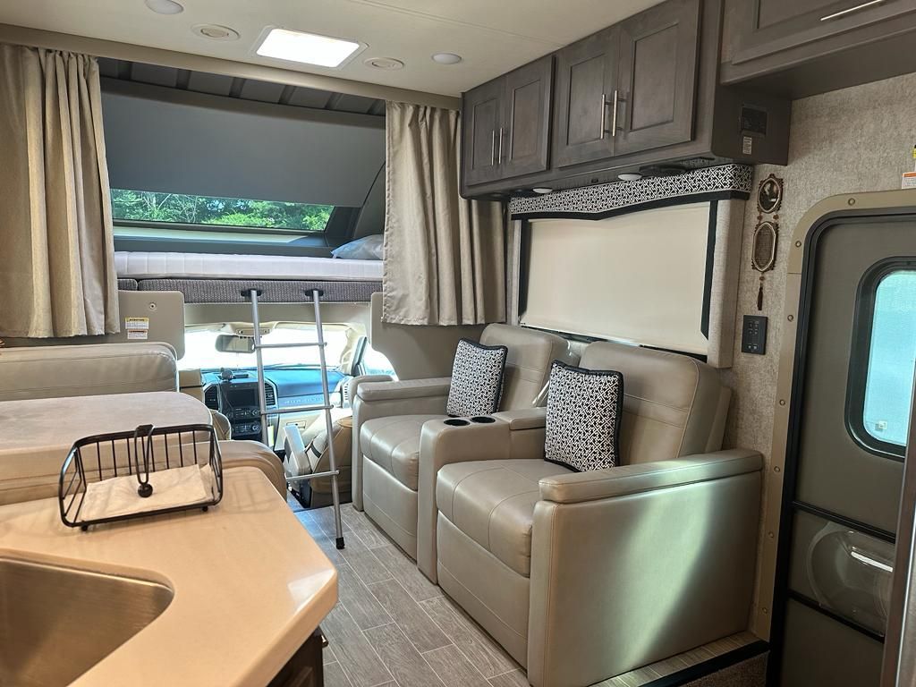 2021 Thor Motor Coach Omni BH35 - National Vehicle