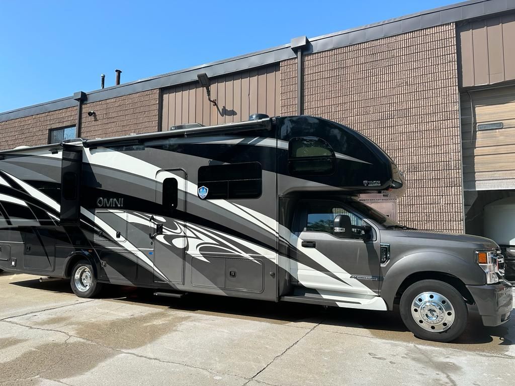 2021 Thor Motor Coach Omni BH35 - National Vehicle