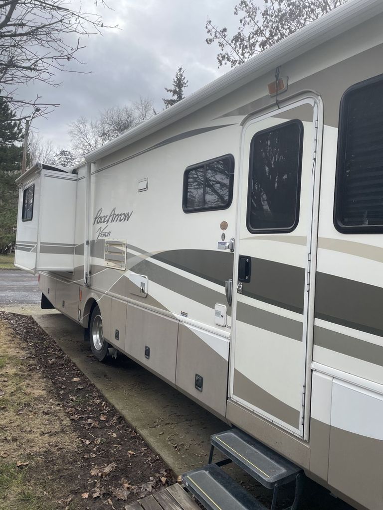 2000 Pace-Arrow Vision 36B - National Vehicle