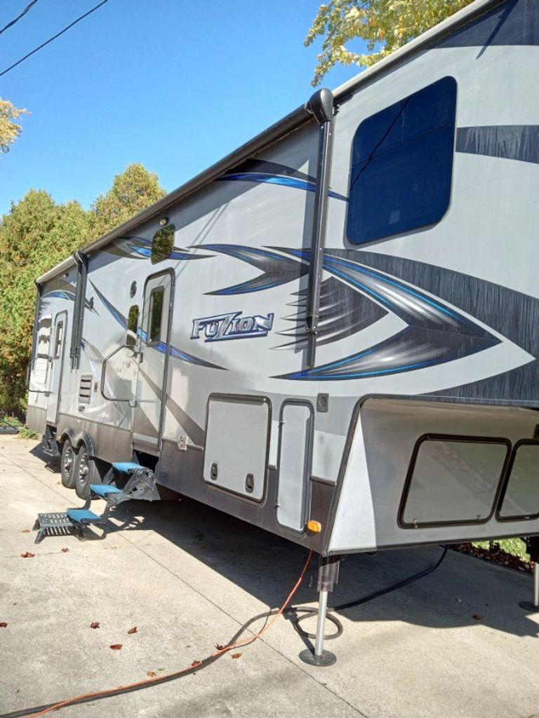 2015 Keystone Fuzion 325 - National Vehicle