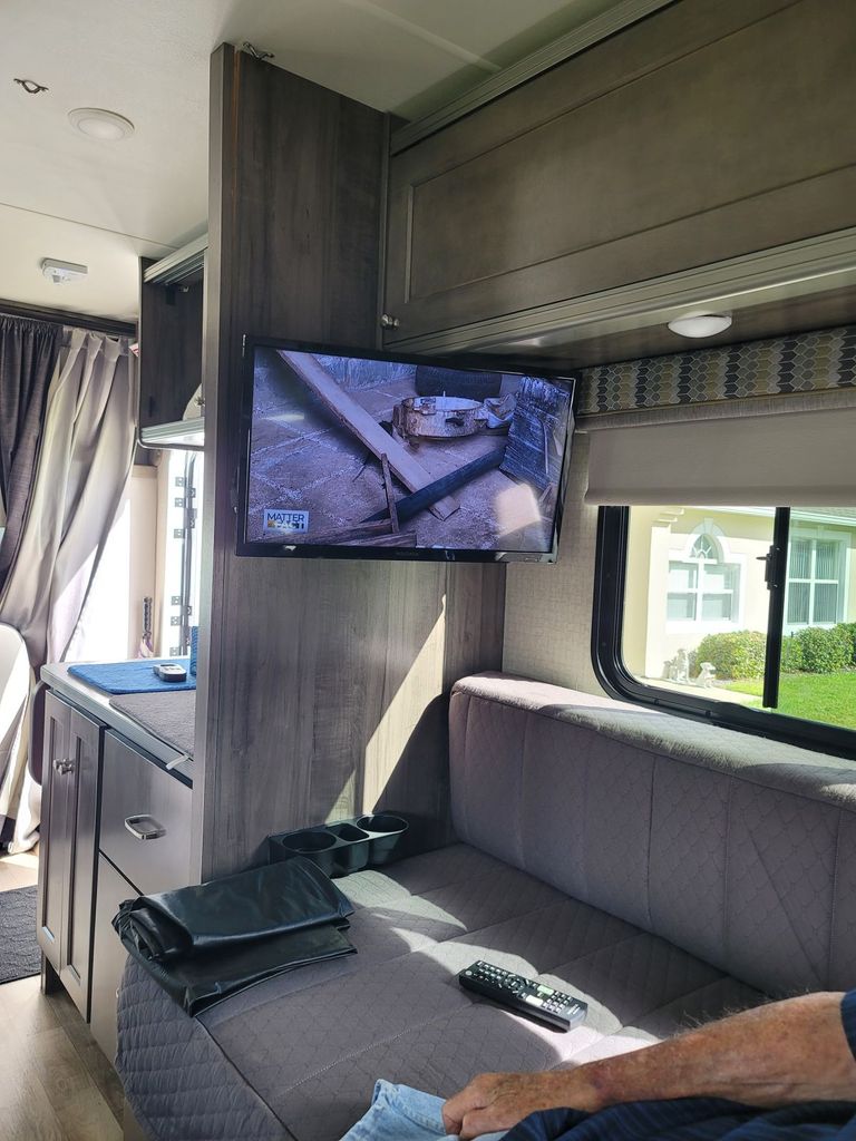 2018 Winnebago Fuse 23A - National Vehicle