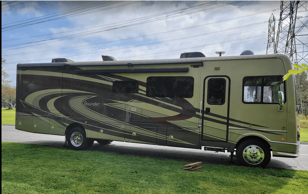 2018 Fleetwood Bounder 35P - National Vehicle
