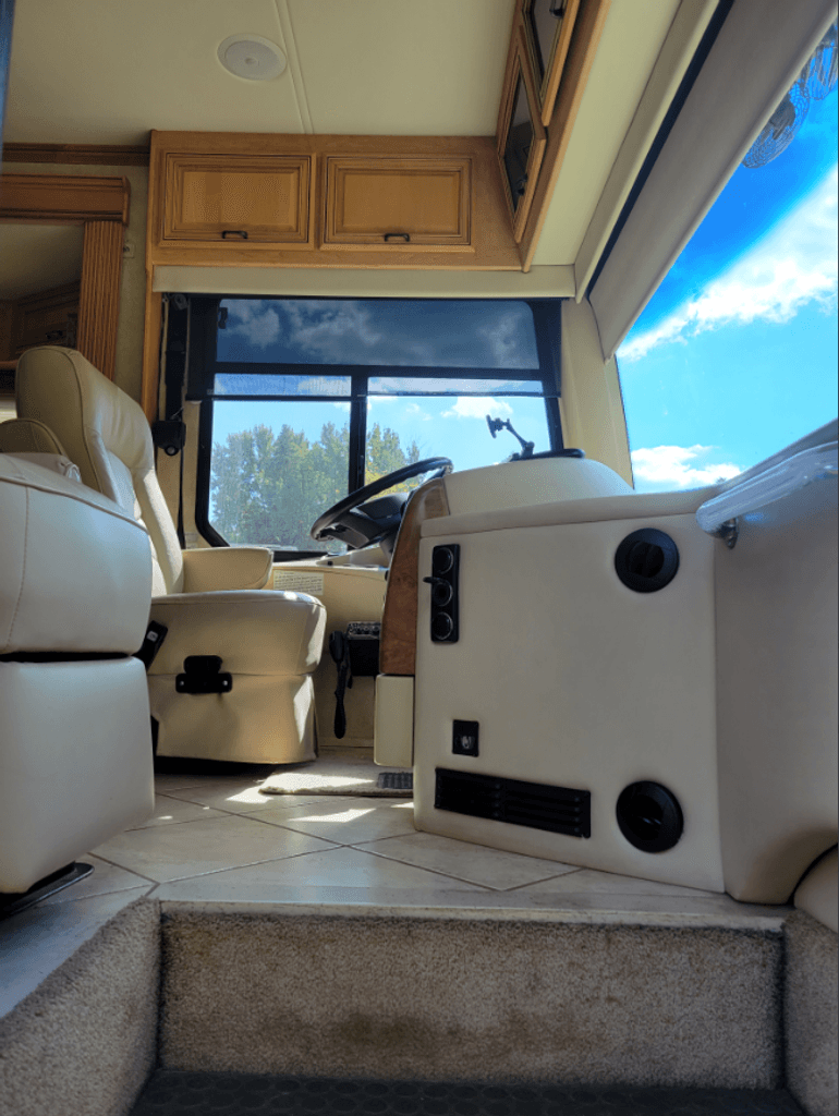 2010 Four Winds Montecito 38D - National Vehicle