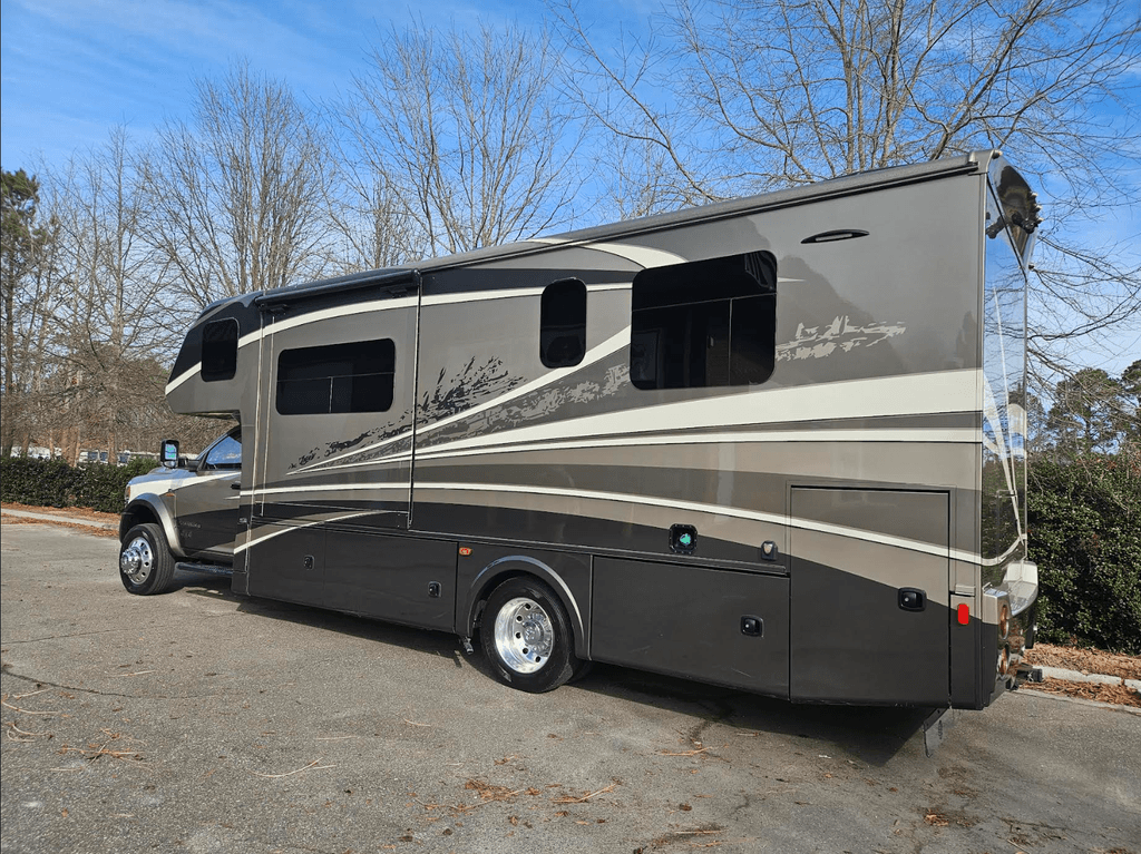 2021 Dynamax Isata 5 28SS 4X4 - National Vehicle