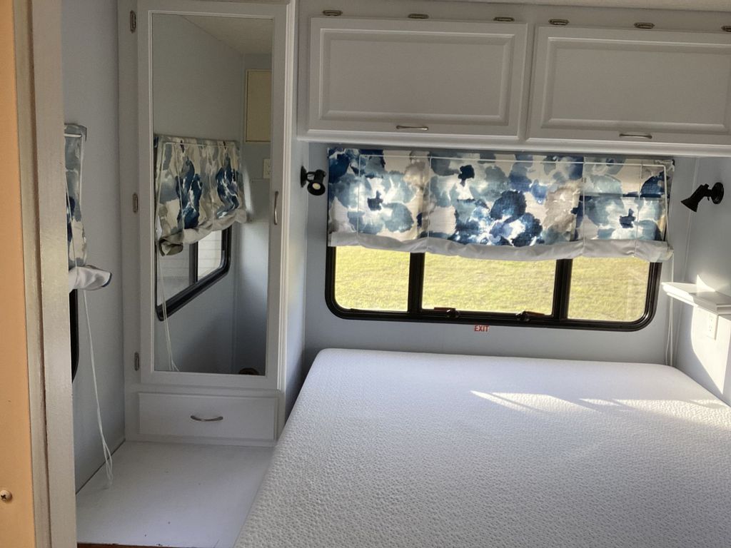 2004 Fleetwood Tioga 29V - National Vehicle