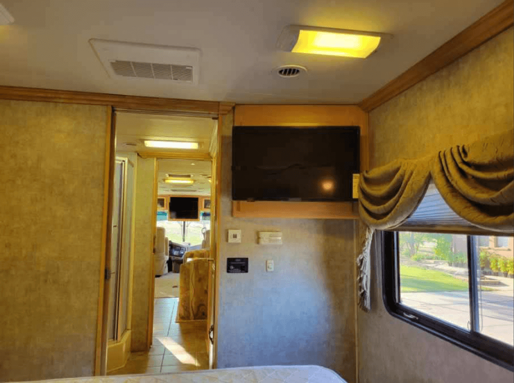 2006 Coachmen Cross Country SE 372DS - National Vehicle