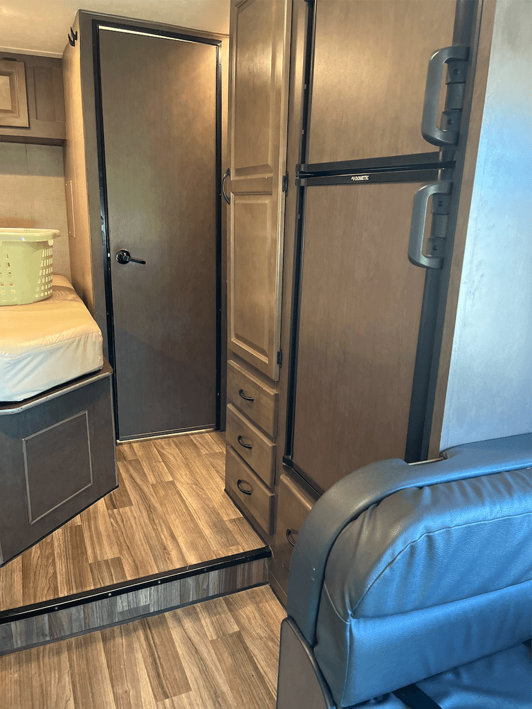 2019 Thor Motor Coach Majestic 23A - National Vehicle