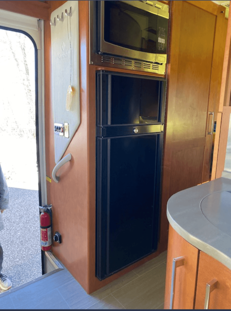 2020 Leisure Travel Van Unity U24TB - National Vehicle