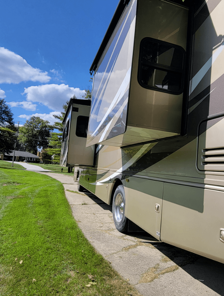2010 Four Winds Montecito 38D - National Vehicle