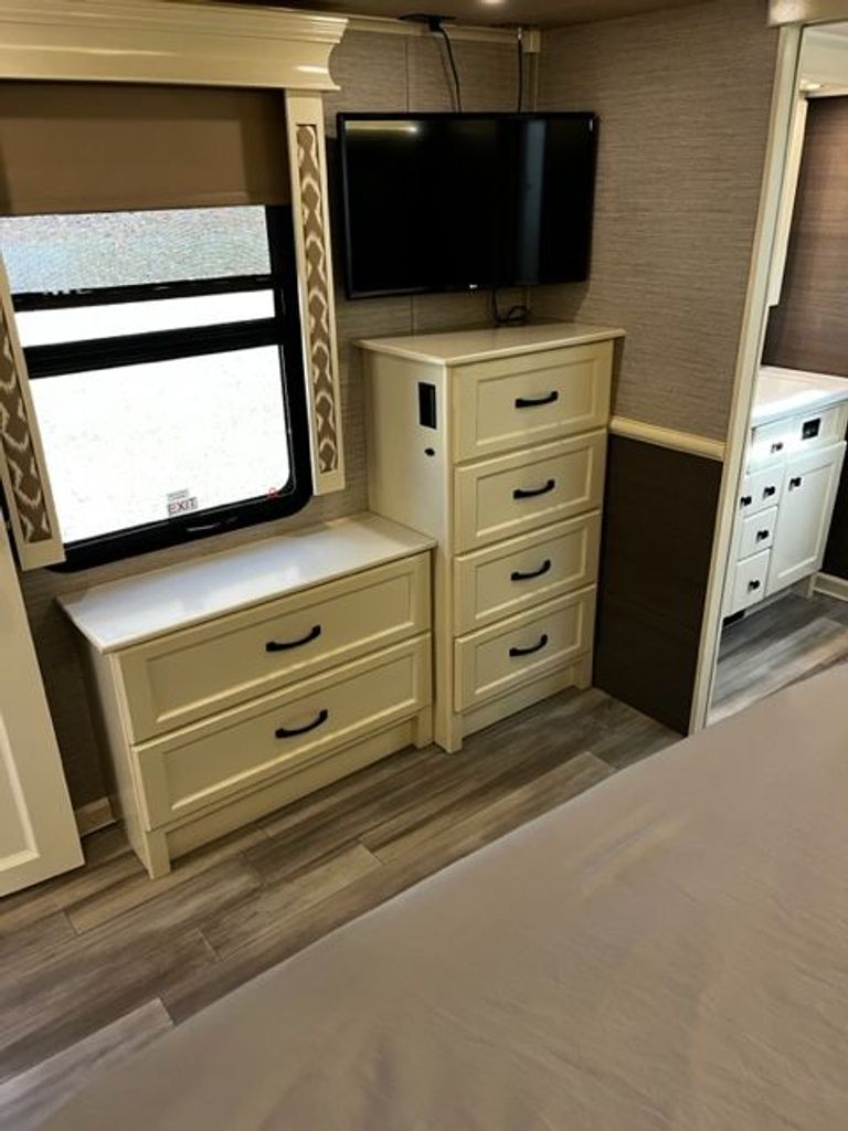 2022 Vanleigh Beacon 41FLB - National Vehicle