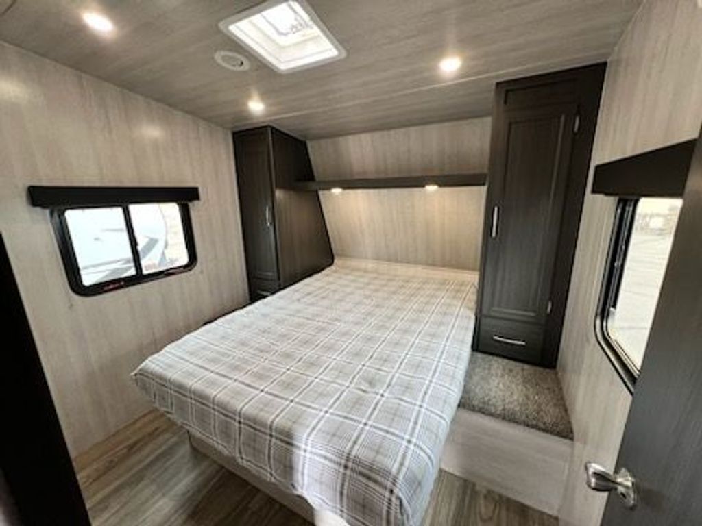 2021 Genesis Supreme Wanderer 26FSWL - National Vehicle
