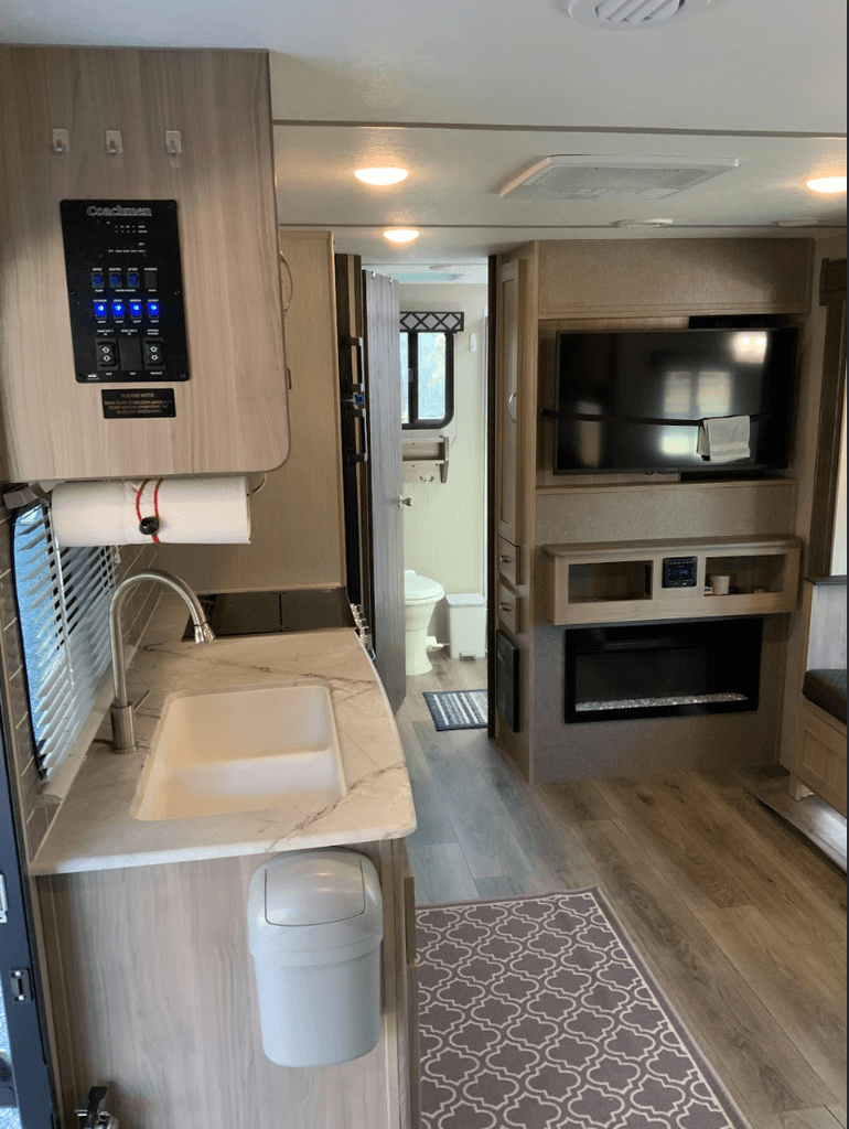 2021 Coachmen Freedom Express Ultra Lite 252RBS - National Vehicle