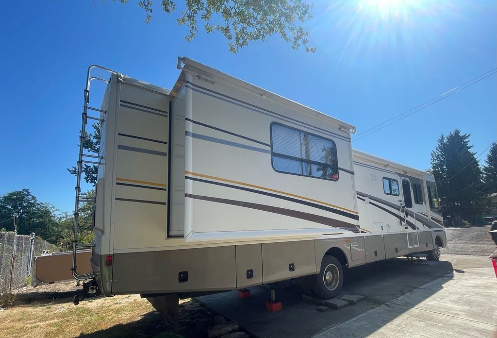 2005 Fleetwood Bounder 35E - National Vehicle