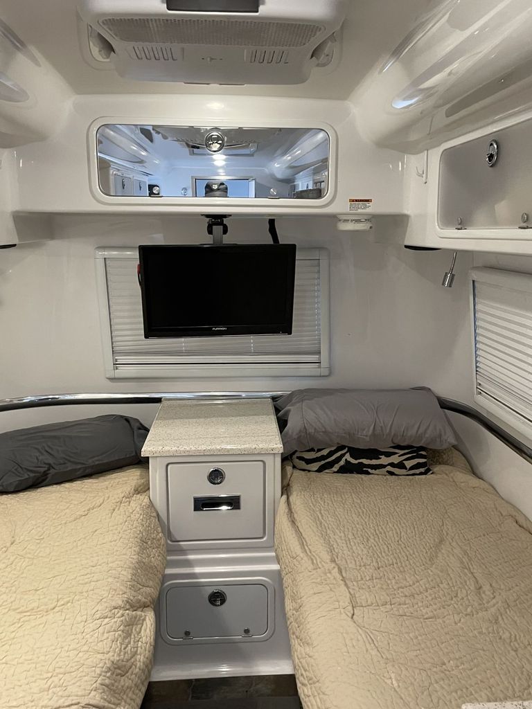 2018 Oliver Legacy Elite II Twin - National Vehicle