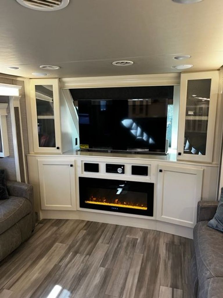 2022 Vanleigh Beacon 41FLB - National Vehicle