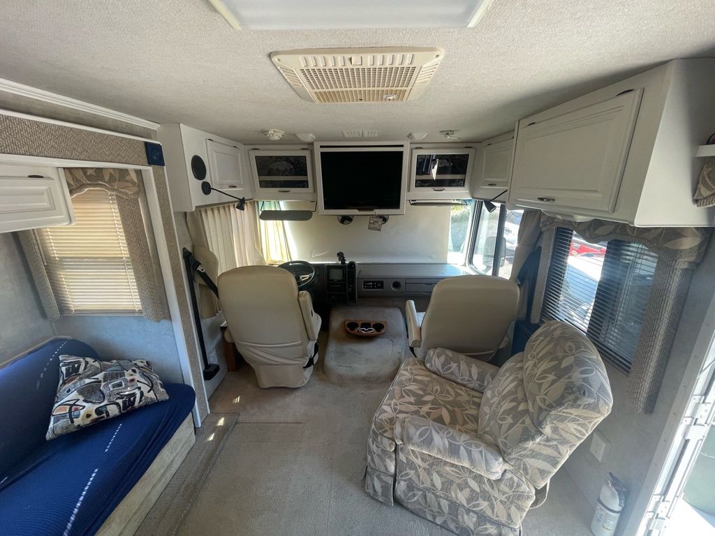 2005 Fleetwood Bounder 35E - National Vehicle