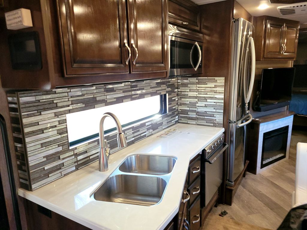 2020 Fleetwood Bounder 33C - National Vehicle