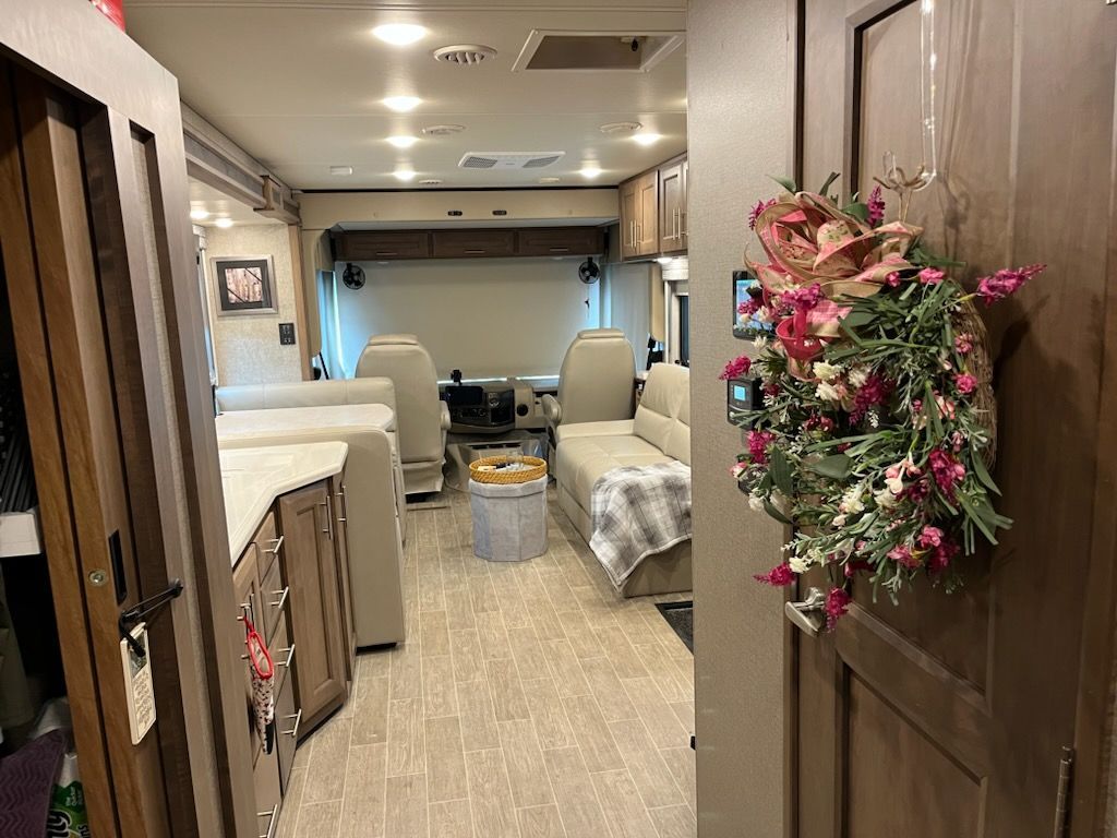 2021 Thor Motor Coach Miramar 34.6 - National Vehicle