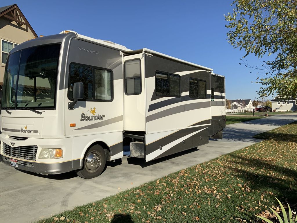 2006 Fleetwood Bounder 32W - National Vehicle