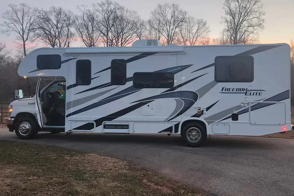 2024 Thor Motor Coach Freedom Elite 28HE - National Vehicle