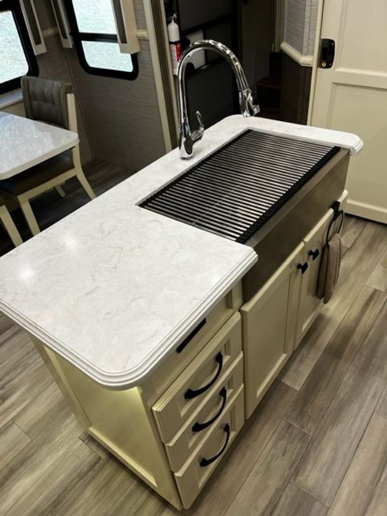 2022 Vanleigh Beacon 41FLB - National Vehicle