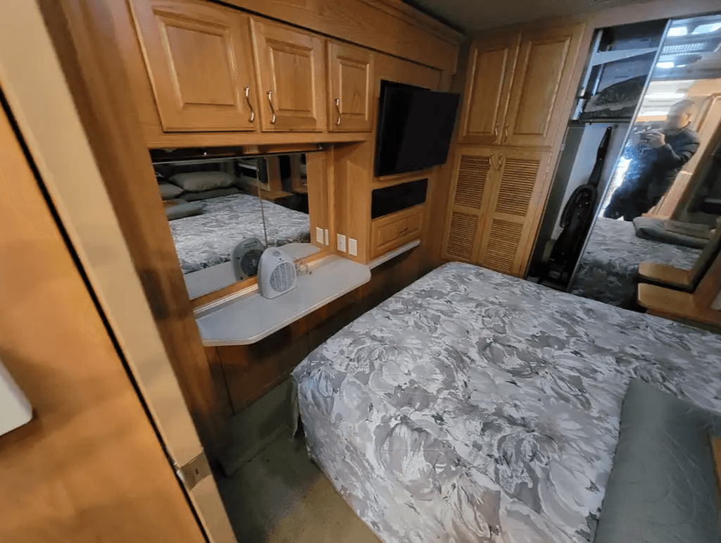 2007 Four Winds Mandalay Coach Valencia 38C - National Vehicle